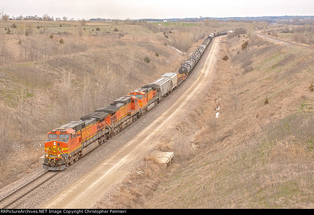 BNSF 4377 Leads M-LINTUL1-16